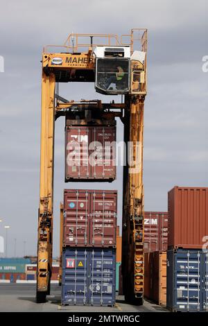 Straddle Carrier for use in Port Terminals, for stacking and moving ...