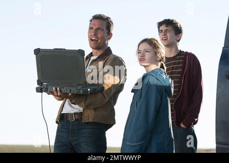 Interstellar Mackenzie Foy & Matthew McConaughey Stock Photo - Alamy