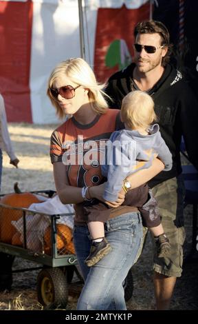 Tori Spelling and Dean McDermott take son Liam pumpkin shopping in ...