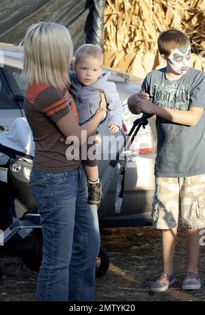 Tori Spelling and Dean McDermott take son Liam pumpkin shopping in ...