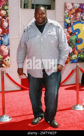 Quinton Aaron walks the red carpet at the QVC Red Carpet Style ...