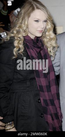 Country singer Taylor Swift attends MTV's "TRL" Finale. "TRL" first ...