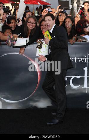 Kellen Lutz at the premiere of "Twilight Saga: New Moon" at the Mann ...
