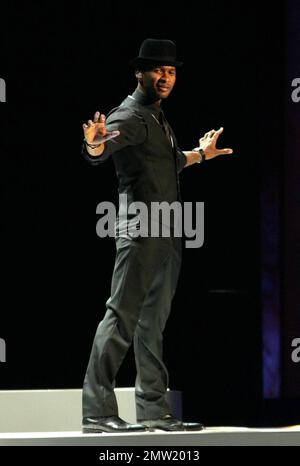 Usher performs on the runway at the 2008 Victoria's Secret Fashion Show ...
