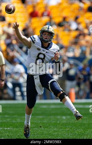 Pittsburgh quarterback Kenny Pickett (8) plays against Virginia during ...