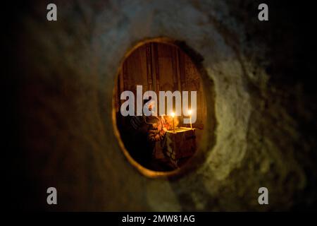 Faithful visit the renovated Edicule in the Church of the Holy ...