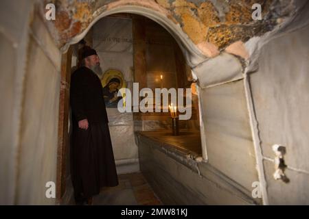 edicule inside the church of holy sepulchre jerusalem Stock Photo - Alamy
