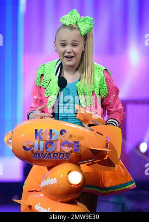JoJo Siwa accepts the award for favorite viral music artist at the Kids ...