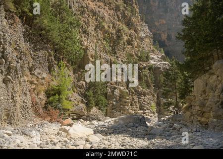 Hiking trail, middle of the three narrows Iron Gates Portes, Samaria ...