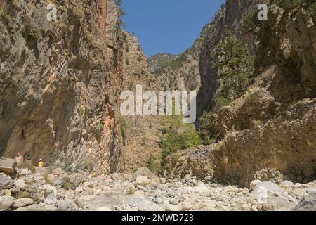 Hiking trail, middle of the three narrows Iron Gates Portes, Samaria ...