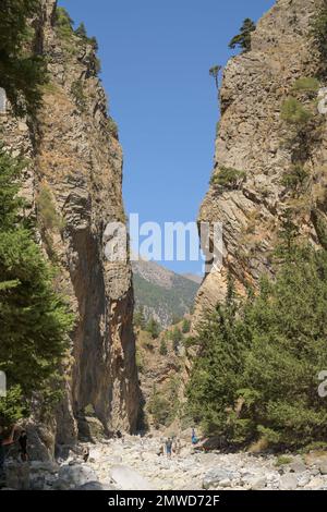 Hiking trail, middle of the three narrows Iron Gates Portes, Samaria ...