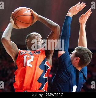 Illinois forward Leron Black (12) dunks during an NCAA college ...