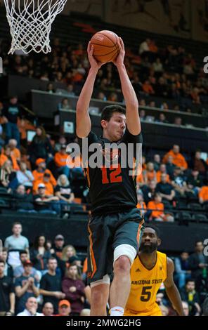 Oregon State's Drew Eubanks (12) contests the shot of Utah's Devon ...