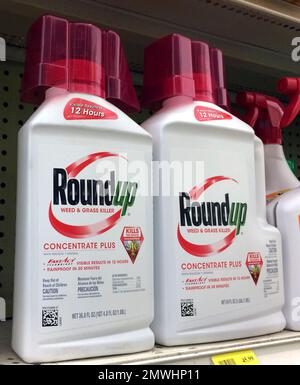 Roundup weed killer seen on a store shelf Stock Photo - Alamy