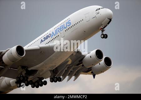 Airbus family flight: A380, A350, A330 and A320 perform spectacular ...