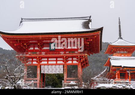 Kiyomizu Temple Gate of Deva with snow in winter. Kyoto, Japan ...