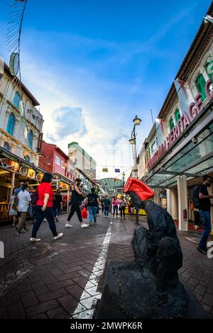 People shop Lunar New Year decorations at Chenghuang Temple market in ...