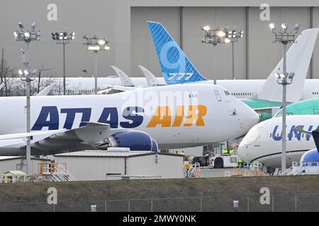 Atlas Air's 747-8F (N863GT), the last Jumbo to depart Boeing's Everett ...