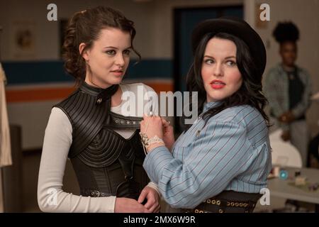 GINNY & GEORGIA, (aka GINNY AND GEORGIA), from left: Jennifer Robertson ...