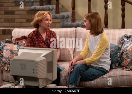 THAT '90S SHOW, (aka THAT 90S SHOW), from left: Andrea Anders, Kurtwood ...