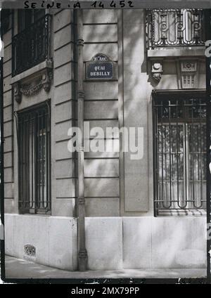Paris (16th arr.), France Street plaque "Quai Debilly Stock Photo - Alamy