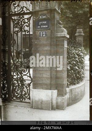 Paris (16th arr.), France Plaque "avenue Pierre Ier of Serbia", at the ...