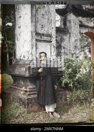 Indochina, Tonkin, surroundings of Hà-nôi, Hainoi Vietnam A group of ...