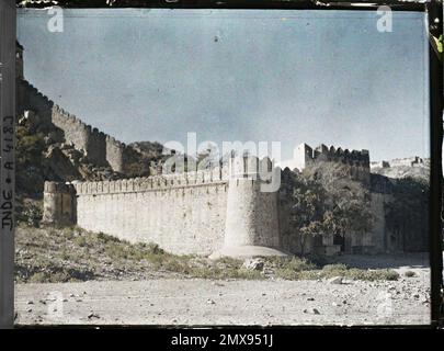 Amber, India The crenellated ramparts of the palace-fortress, Habitat ...