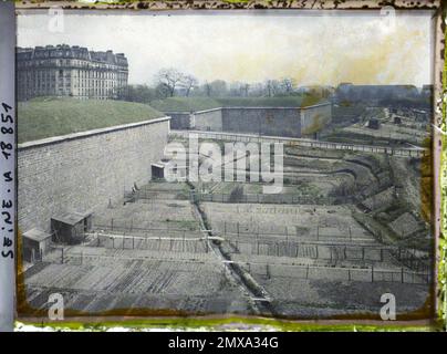 Paris (16th arr.), France The workers' gardens at the foot of the ...
