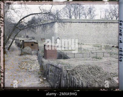 Paris (16th arr.), France The workers' gardens at the foot of the ...