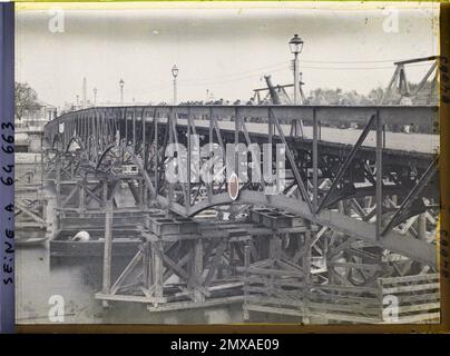 Paris (VIIIE arr.), France Expanding works of the Concorde bridge, the ...