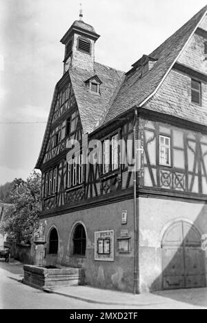 Das Alte Rathaus mit Brunnen, Seeheim-Jugenheim an der Bergstraße in ...