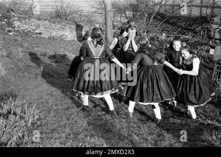 Frauen und Mädchen tanzen einen Reigen, Schwalm-Eder-Kreis in Hessen ...