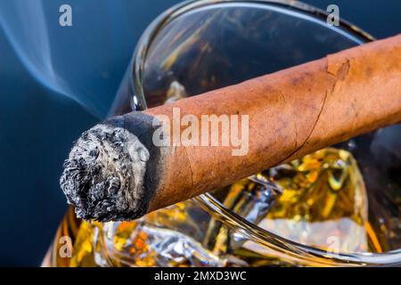 Cigar and whisky, symbol of addiction and pleasure Stock Photo - Alamy