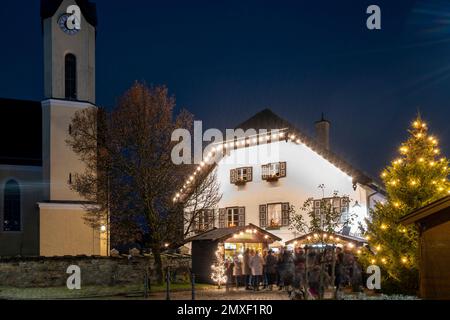weihnachtlichter Petersplatz in Piding mit strahlendem Christbaum Stock ...