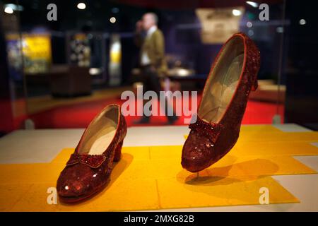DOROTHYS RUBY SLIPPERS THE WIZARD OF OZ (1939 Stock Photo - Alamy