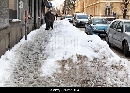 Warning for snow and slush from roofs on the sidewalks in central ...
