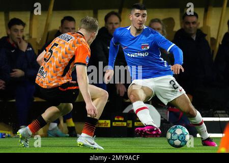 VOLENDAM, NETHERLANDS - FEBRUARY 4: Mayckel Lahdo of AZ Alkmaar, Walid ...