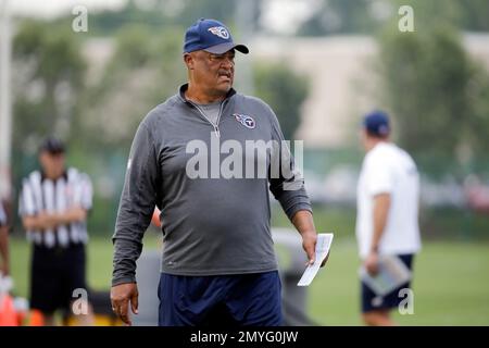 Tennessee Titans offensive coordinator Terry Robiskie watches during an ...