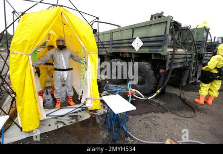 Oregon Army National Guard Soldiers conduct night land navigations ...
