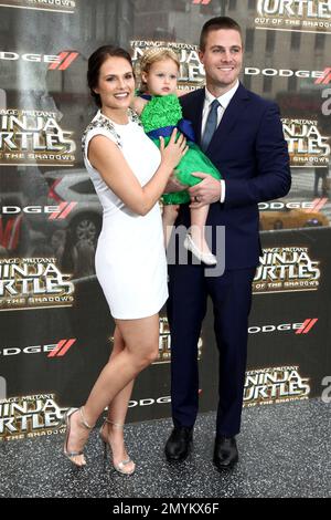 (L-R) Stephen Amell, daughter Mavi and Cassandra Jean at the Sony ...