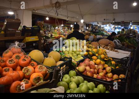A fruit and vegetable stand in the Duhok Souq (market) in Duhok, Iraq ...