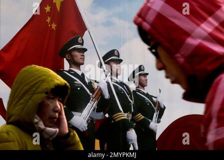 --FILE--Chinese PLA (People's Liberation Army) soldiers salute during ...