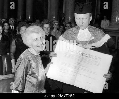 Sigmund Freud with daughter Anna Freud in a wagon Stock Photo - Alamy