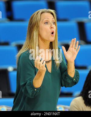 Hawaii head coach Laura Beeman, center, acknowledges Hawaii fans as her ...