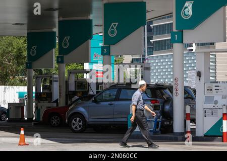 A Petroliam Nasional Bhd. (Petronas) gas station stands in front of the ...