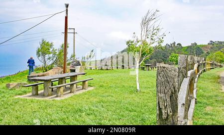 Picnic area and viewpoint of the Peñón de Gaztelugatxe, Bermeo, Vizcaya ...