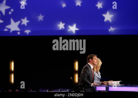 FOX News debate moderators Bill Hemmer looks over his notes as Martha ...