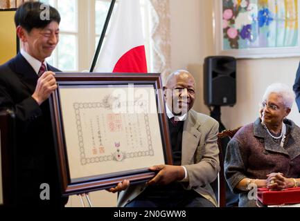 Hank Aaron looks on as Takashi Shinozuka, Consul General of Japan in ...
