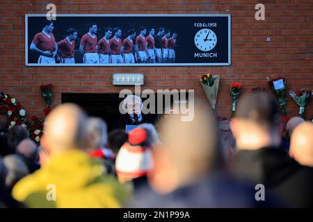 Pete Martin recites a poem as Manchester United mark the 65th ...